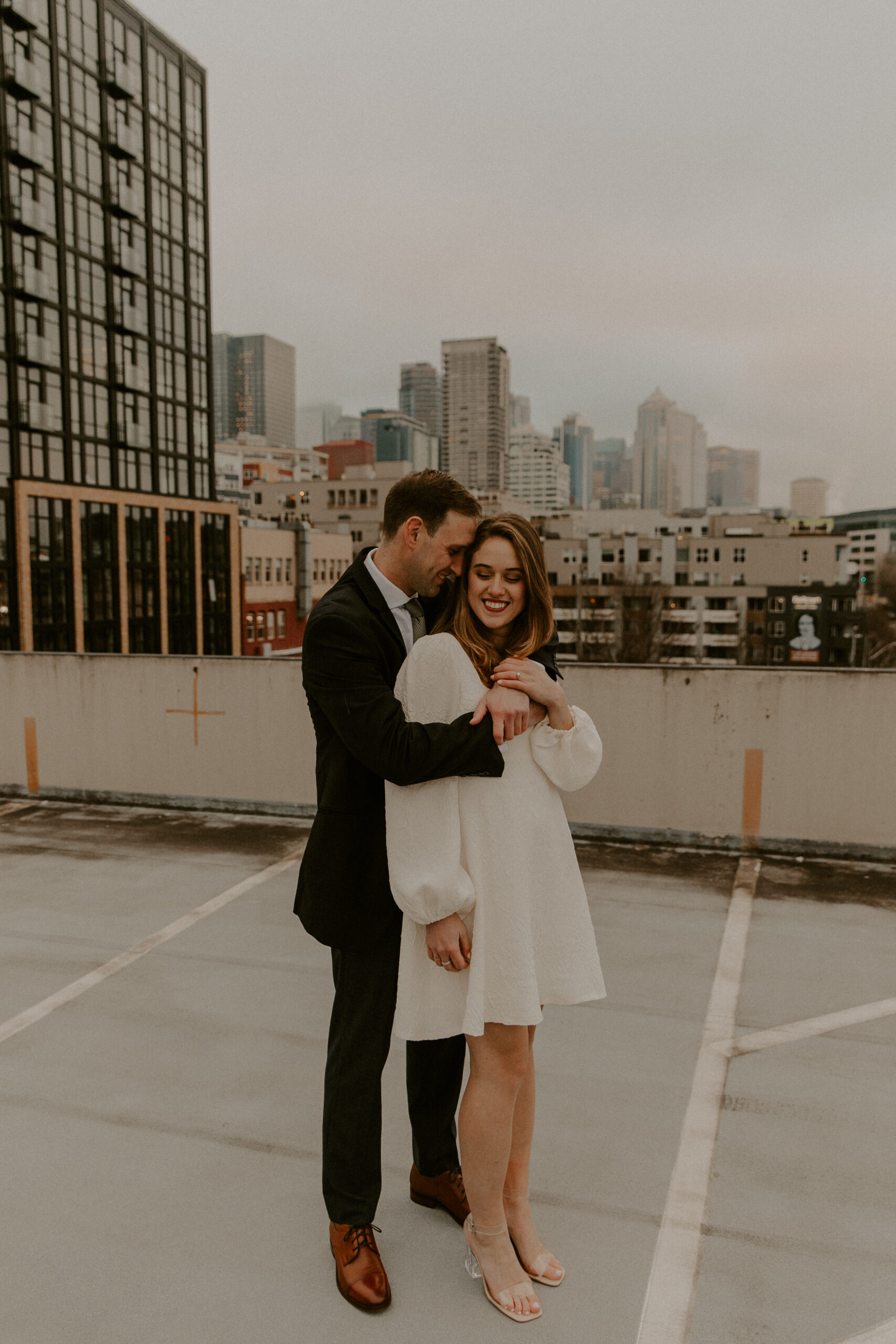 Libby & Kevin – Seattle Rooftop Engagement Session | beckygstudios.com